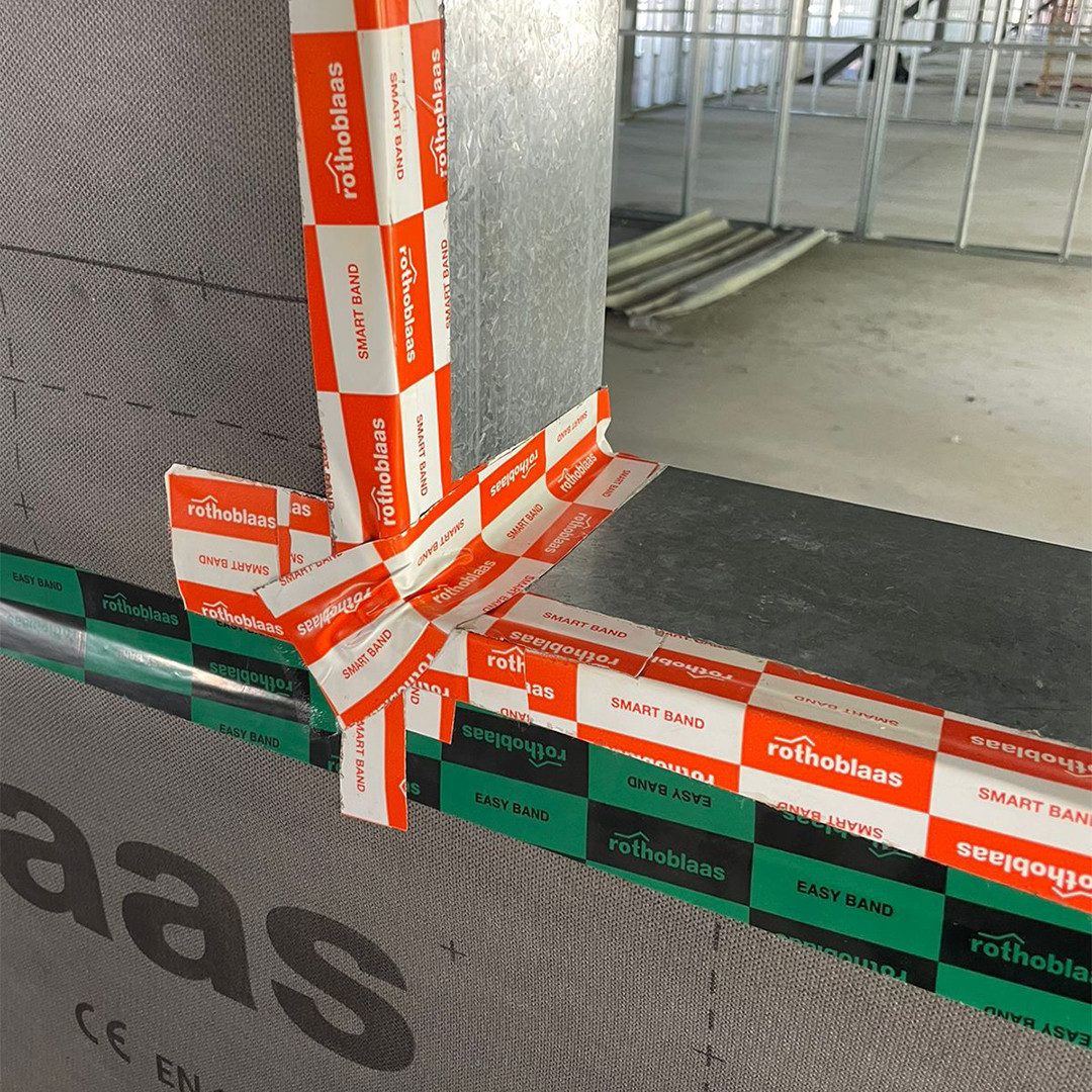 Steel frame: how to isolate windows and doors in a hybrid concrete-to ...